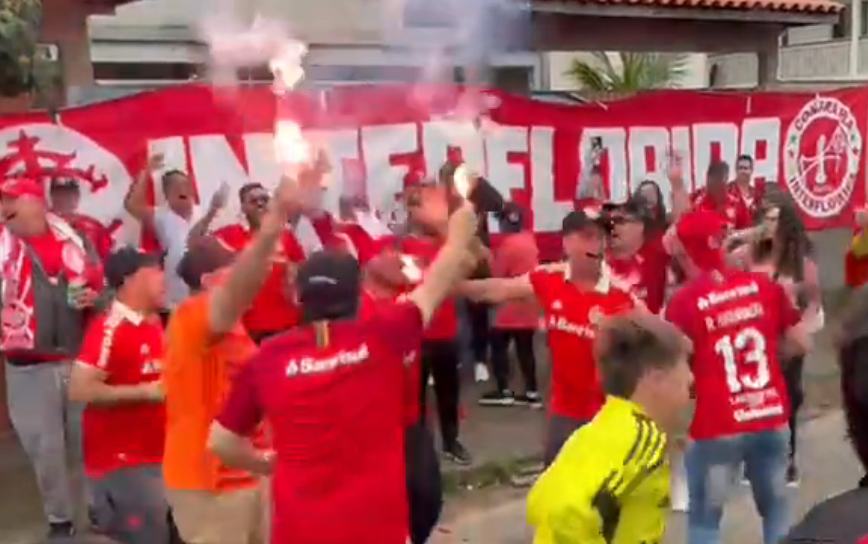 Vídeo: Torcida do Inter faz festa na chegada do time na Ressacada