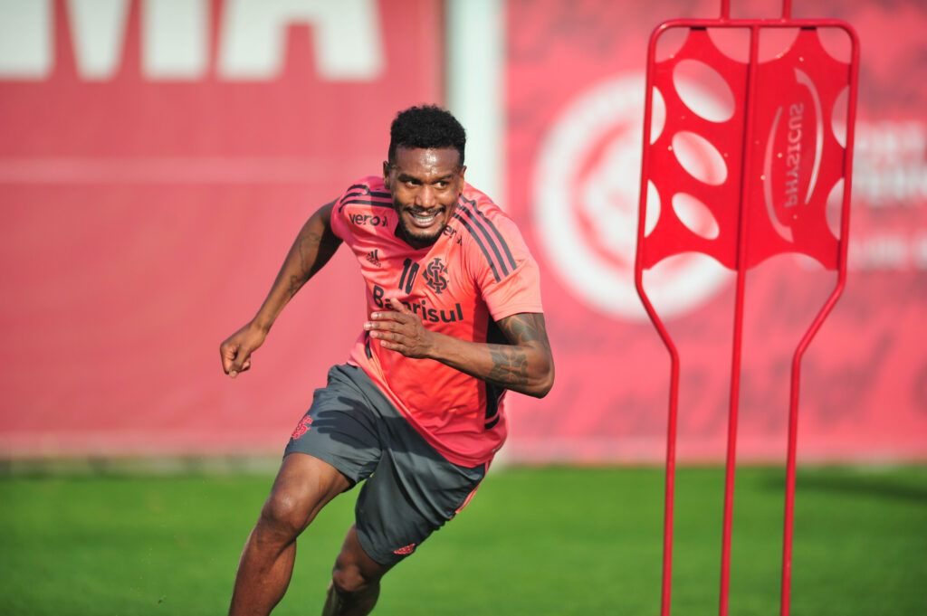 Em fim de passagem, Edenilson está perto de completar marca expressiva ...