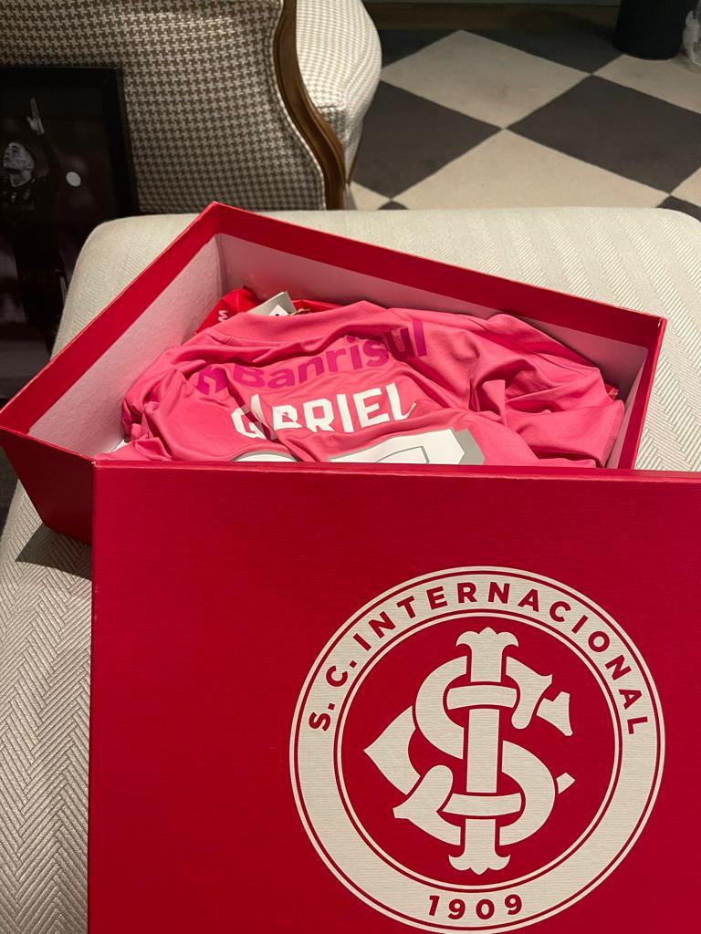 Em recuperação, Gabriel recebe presente do Inter; veja