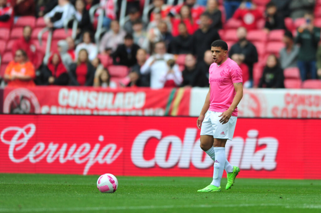 Saiba quando Taison deve ter o seu futuro definido