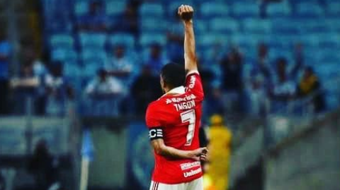Taison responde postagem antes do clássico Gre-Nal; confira