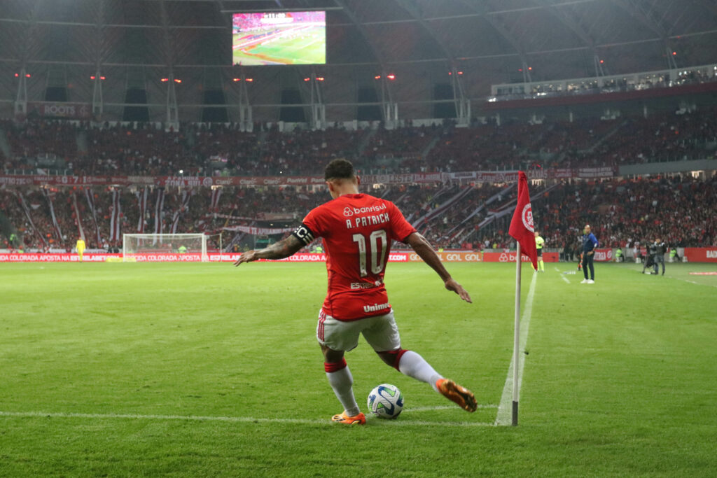 A justificativa do árbitro na súmula para o cartão que suspende Alan ...