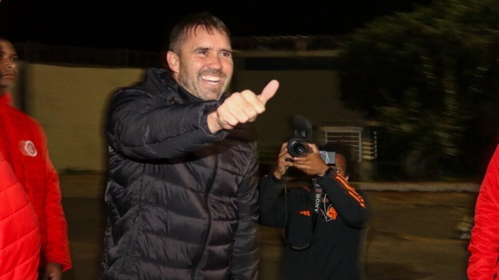 A imagem que viralizou entre a torcida do Inter no desembarque de Coudet