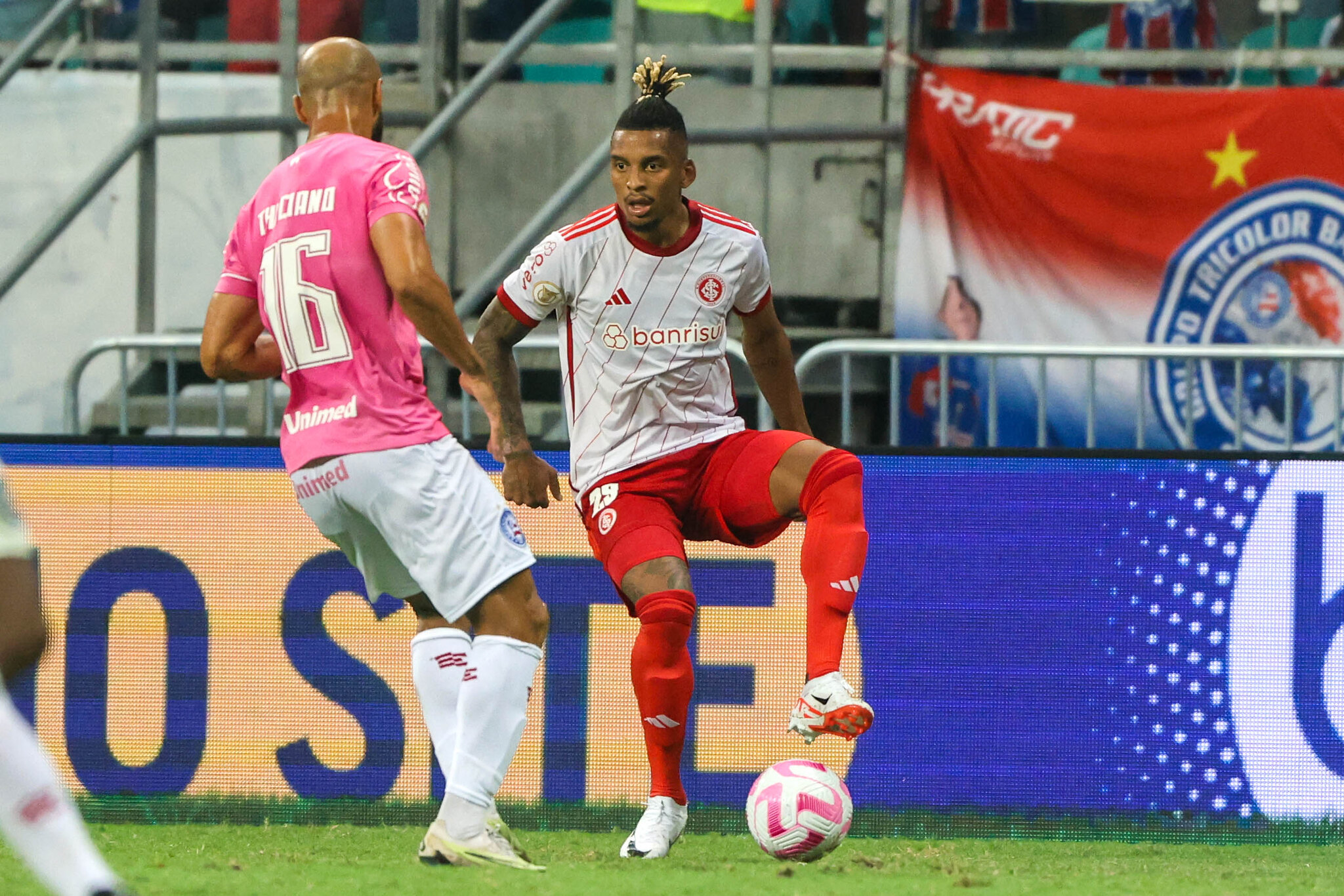 Vai renovar? Uma informação importante sobre o contrato de Dalbert com ...