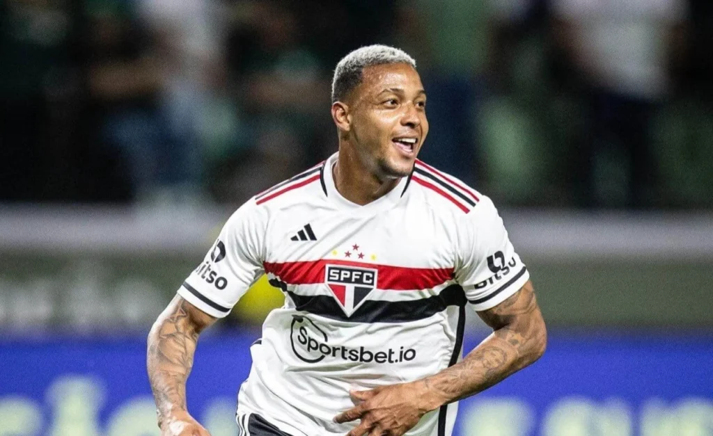 Os times que já demonstraram interesse no atacante David, que pertence ...