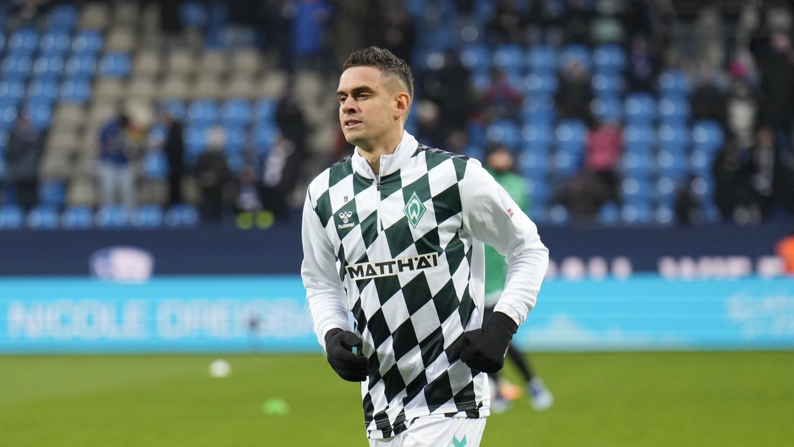 A publicação de Rafael Borré após partida pelo Werder Bremen que foi ...