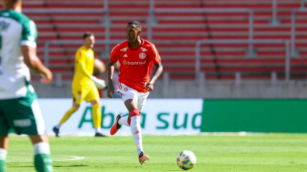 Robert Renan se pronuncia nas redes sociais sobre a estreia pelo Inter