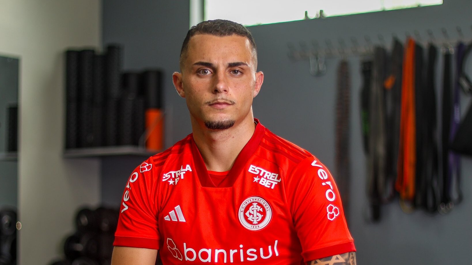 Vídeo: Bruno Gomes celebra acordo com o Inter e manda recado para torcida