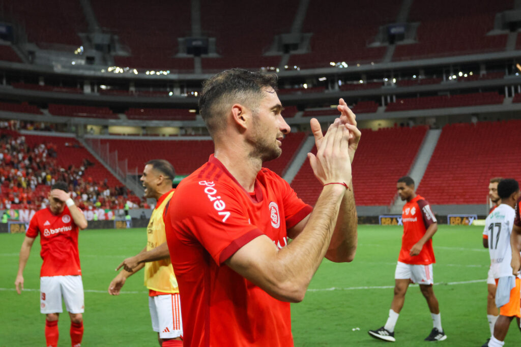 O destino pretendido por Lucas Alario para deixar o Inter
