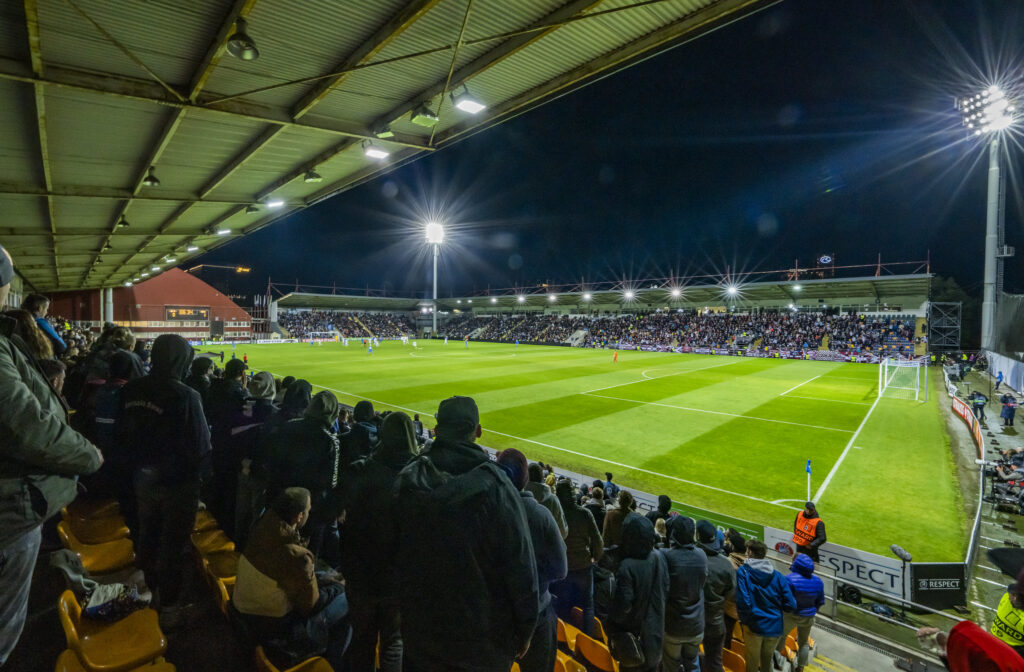 Jogador emprestado pelo Inter celebra estreia no futebol europeu