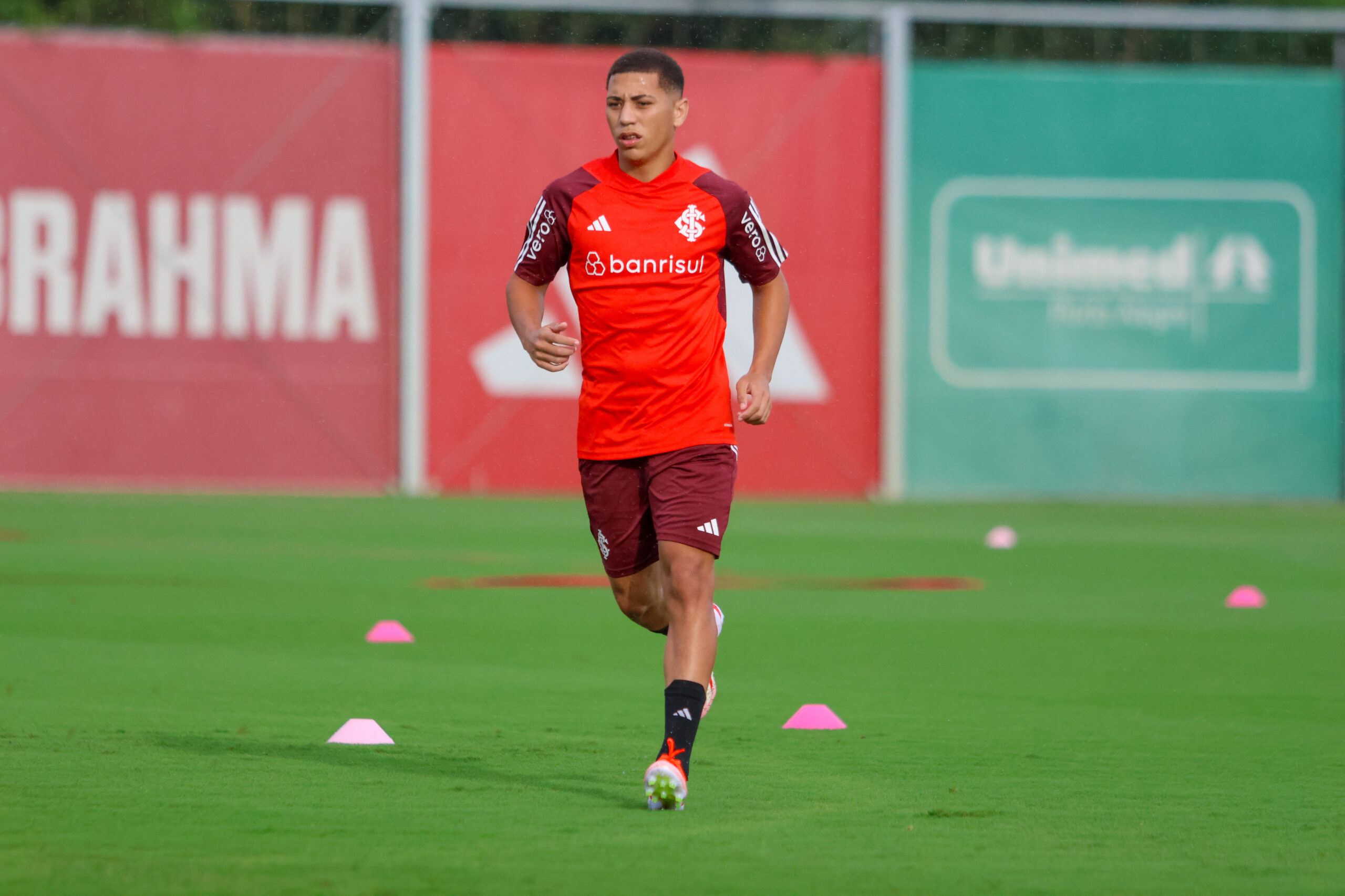 Roger Machado testa Gabriel Carvalho entre os titulares em treino ...