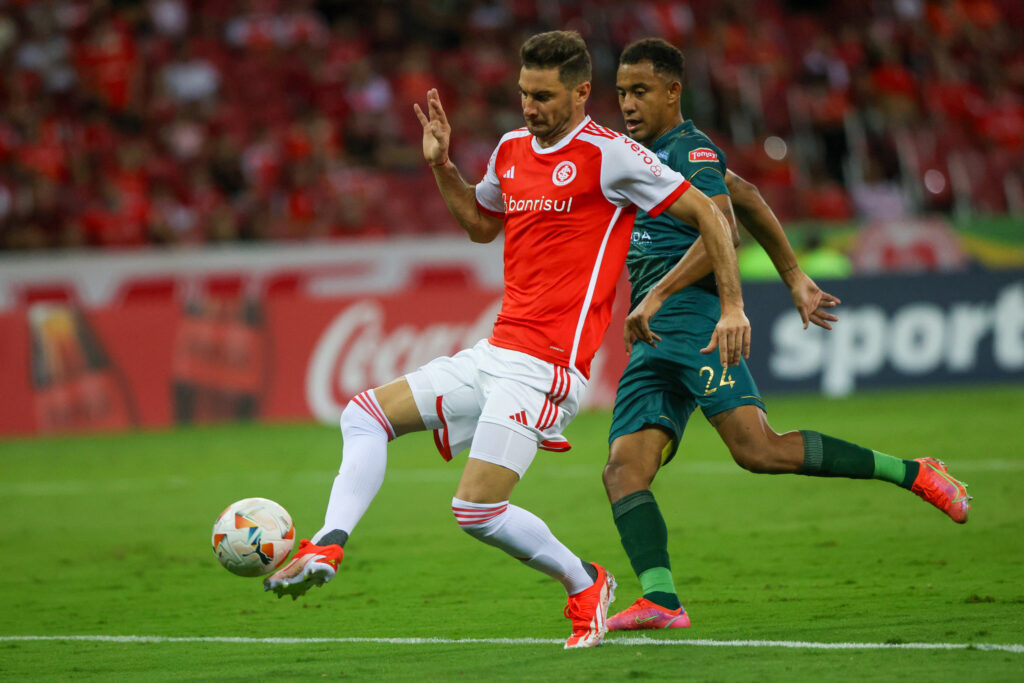 Lucas Alario tenta retorno ao River Plate, informa imprensa argentina