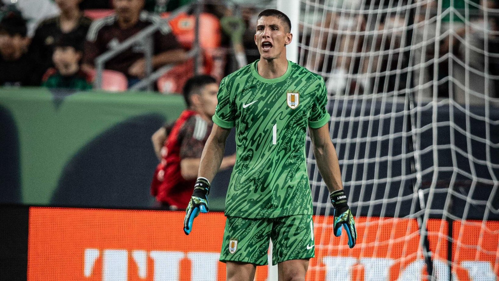 Rochet volta a jogar após quatro meses e recebe elogios de Bielsa ...