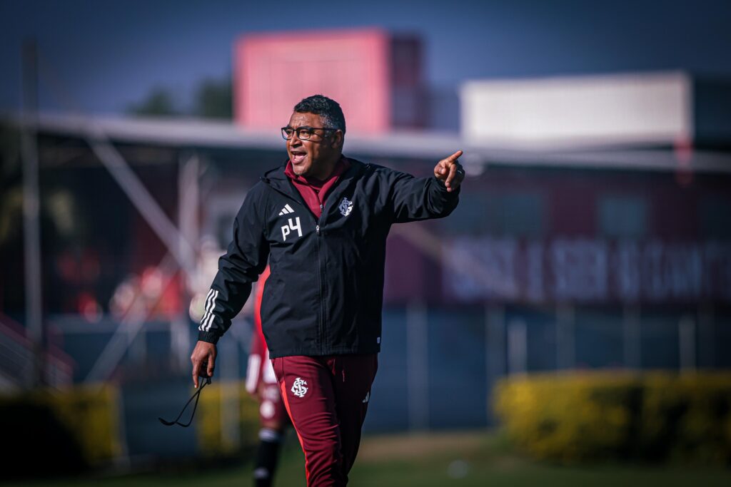 O jogador do Inter que recebeu atenção especial de Roger Machado e pode ...