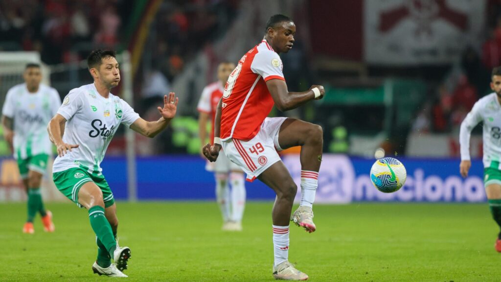 A versão de Roger Machado sobre informação envolvendo Ricardo Mathias