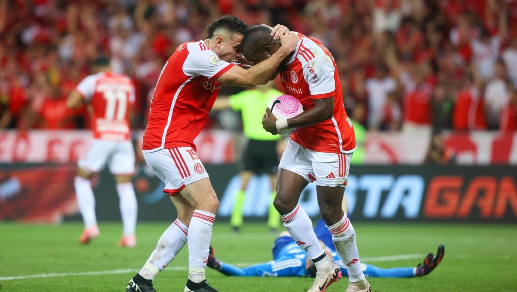 Após fechar com Alario, Estudiantes procura outro jogador do Inter