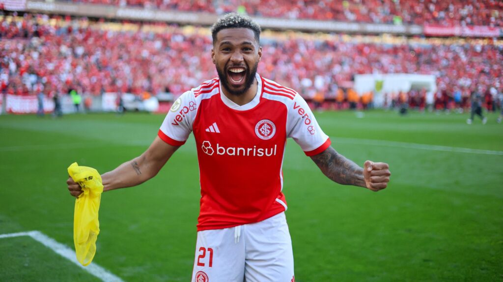 Volante do Inter brinca com Wesley durante live; veja: