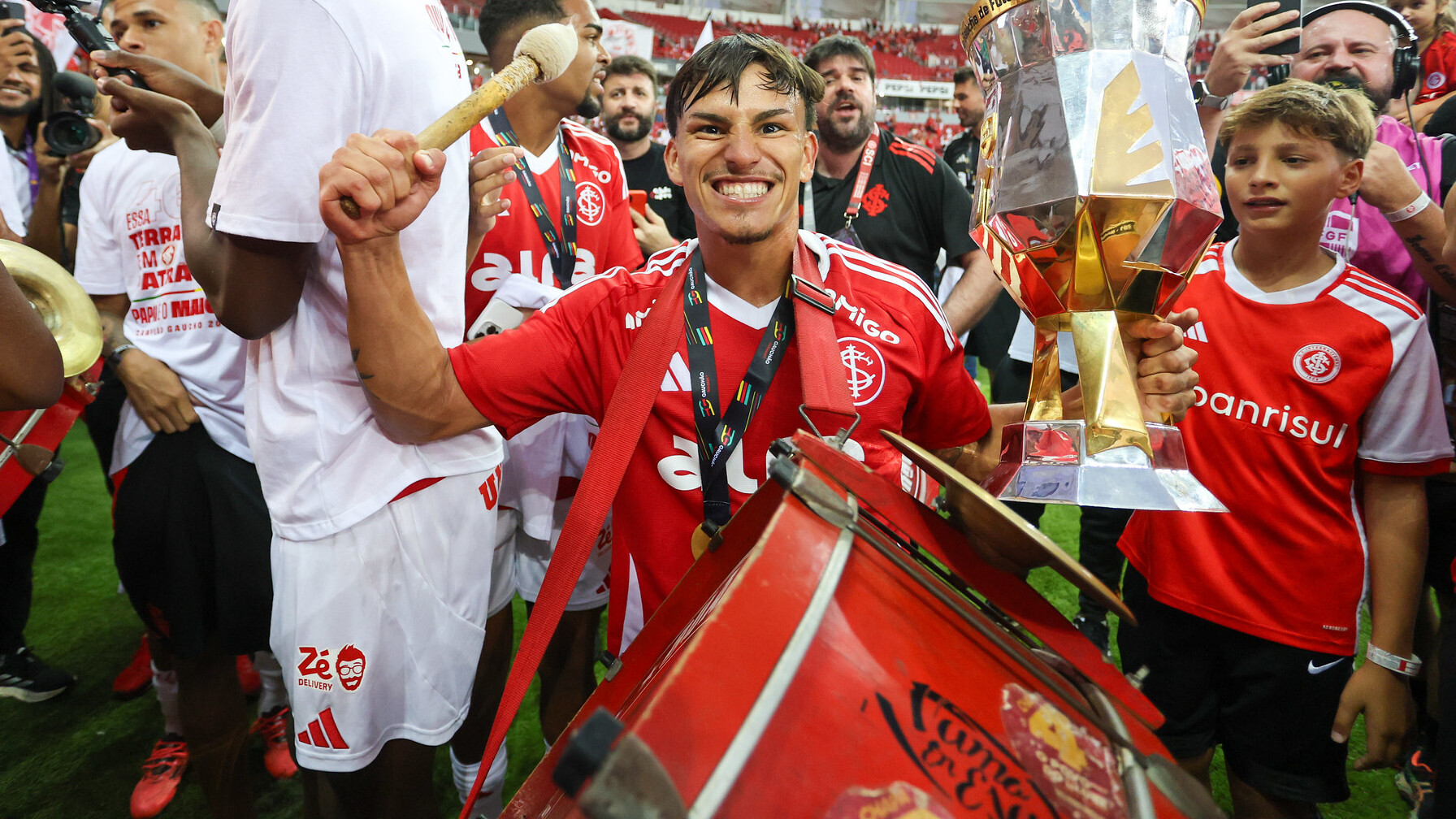 Comemoração efusiva, susto e elogios ao grupo; sobre Alexandro Bernabei ...