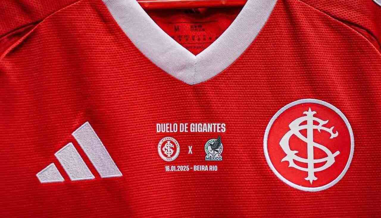 Ex-jogador do Grêmio perde aposta e veste camisa do Inter; confira