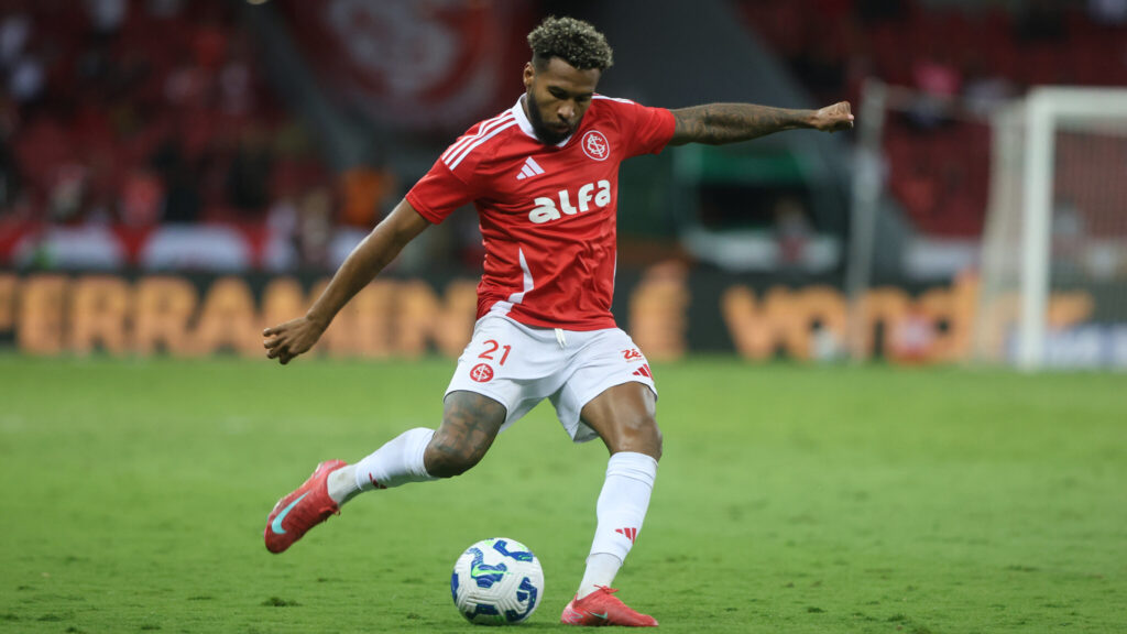 Técnico do América do México se posiciona sobre o interesse em Wesley