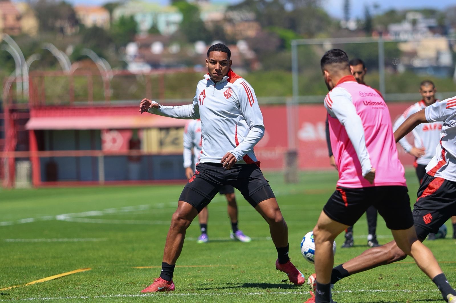 O lateral-direito da base que foi relacionado pela primeira vez no Inter para encarar o Juventude