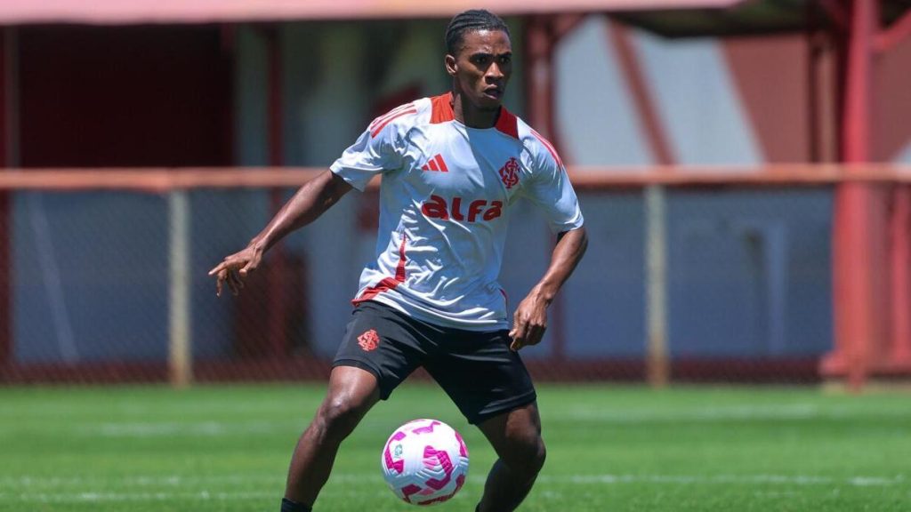 Saiba mais sobre Benjamin Arhin, volante ganês relacionado pela ...