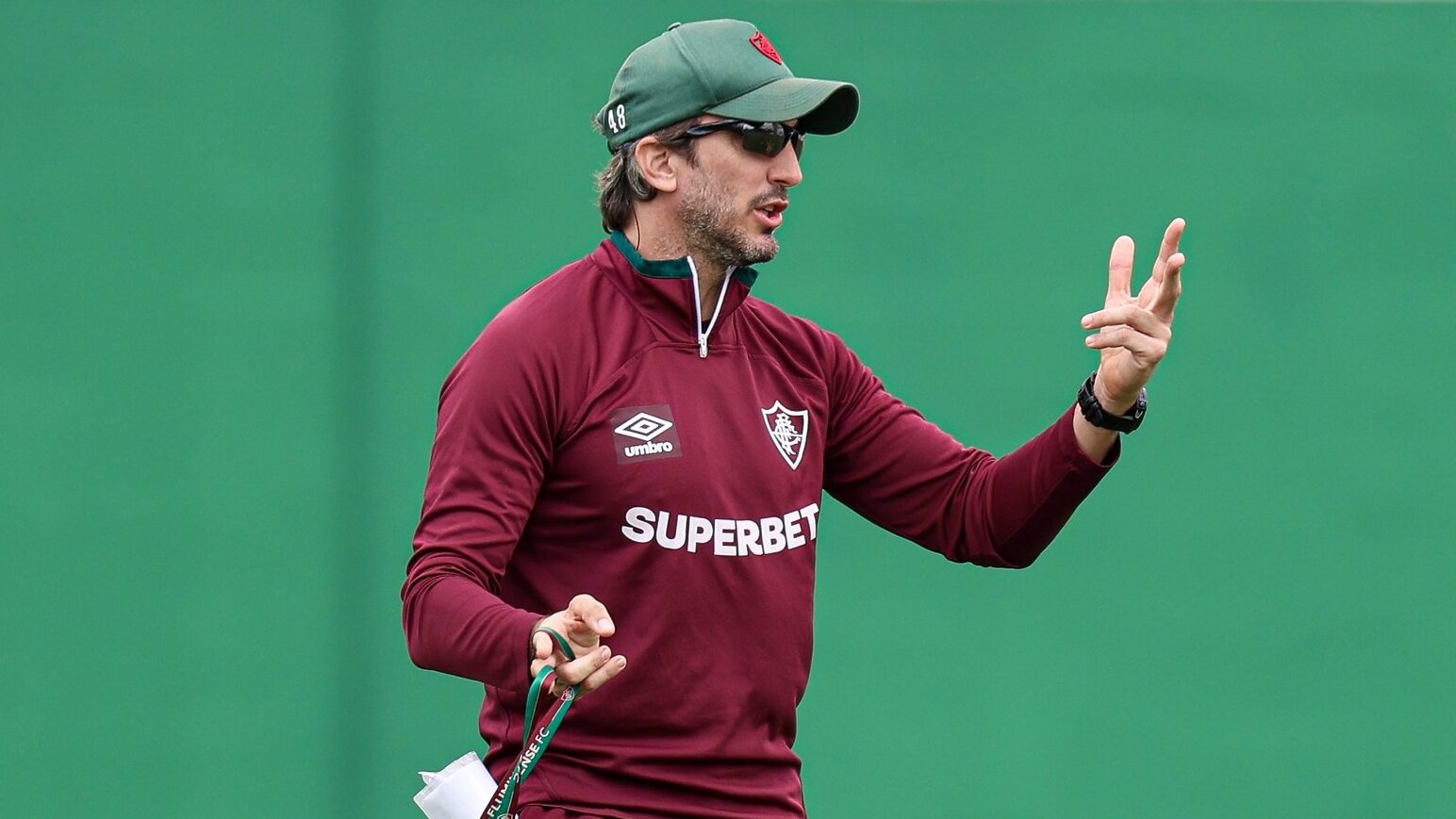 Fluminense entra na disputa por zagueiro na mira do Inter