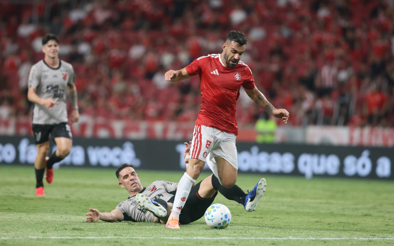 Inter tropeça no Beira-Rio e perde para o Athletico-PR